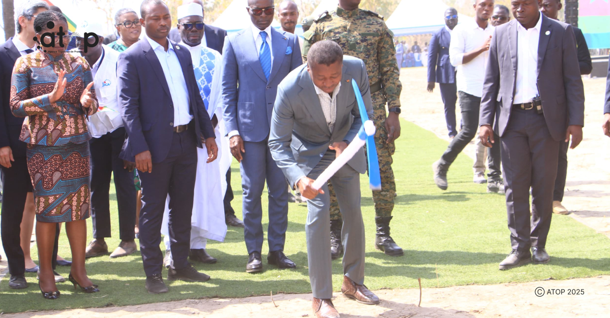 Togo : Le coup de pioche de Faure Gnassingbé lançant les travaux de ...